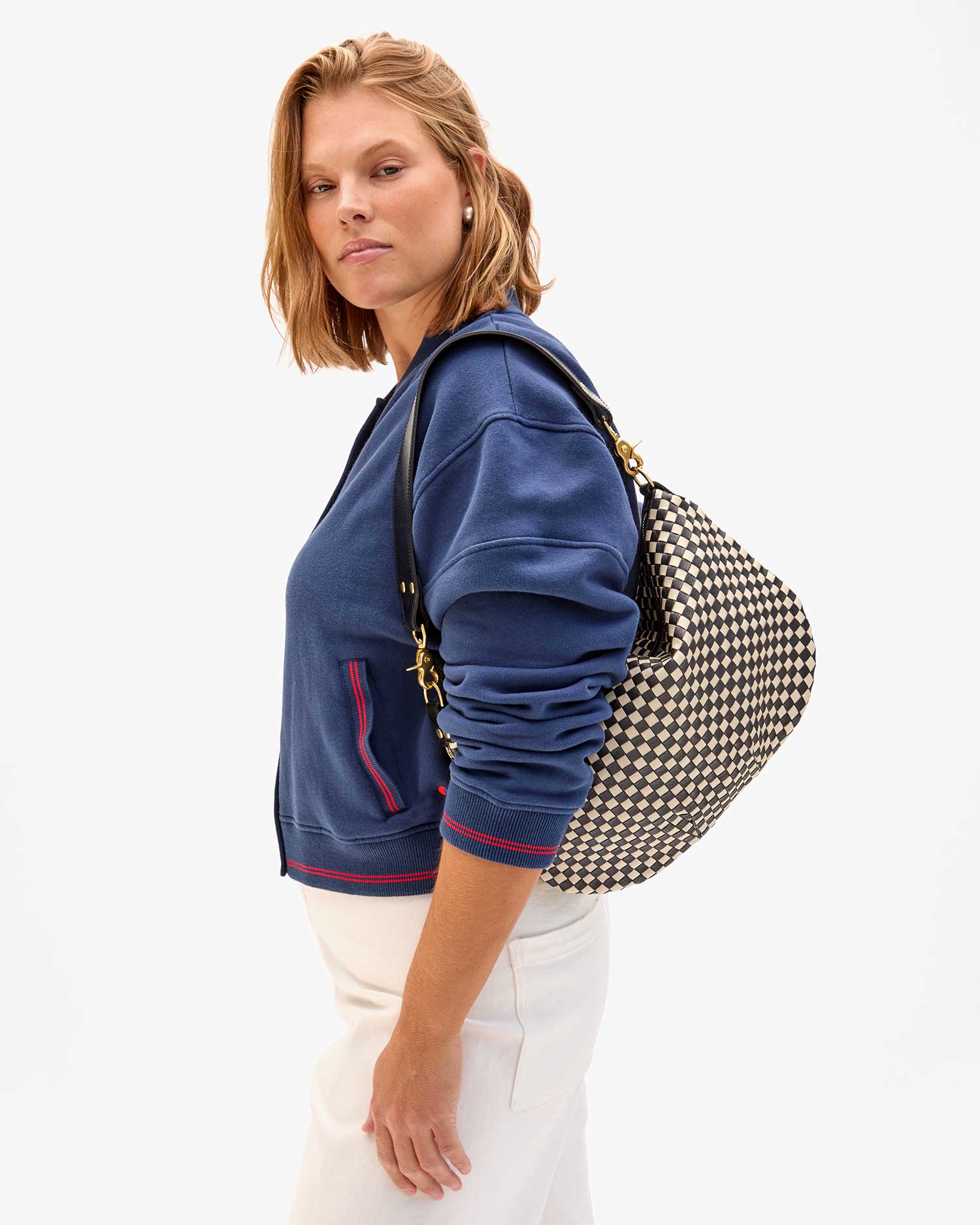 Moyen Messenger – Clare V.